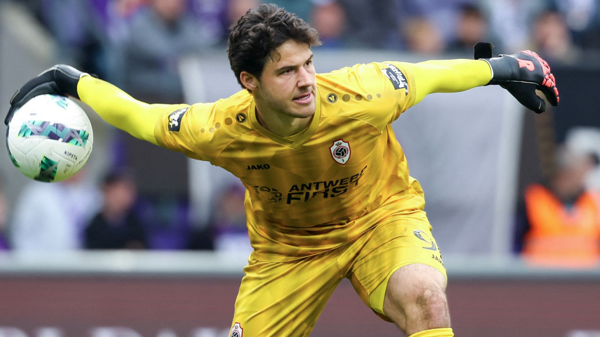 Man Utd's next goalkeeper? Transfer target talks up Old Trafford move despite ongoing Emi ...
